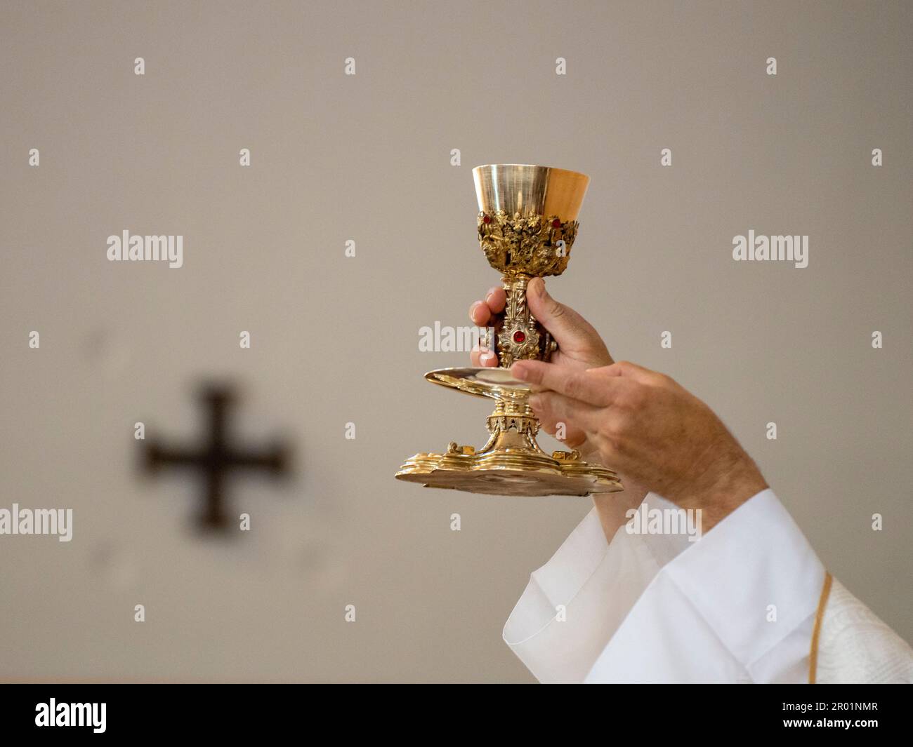 consecration of wine, Eucharist, Parròquia de Santa Maria Assumpta ...