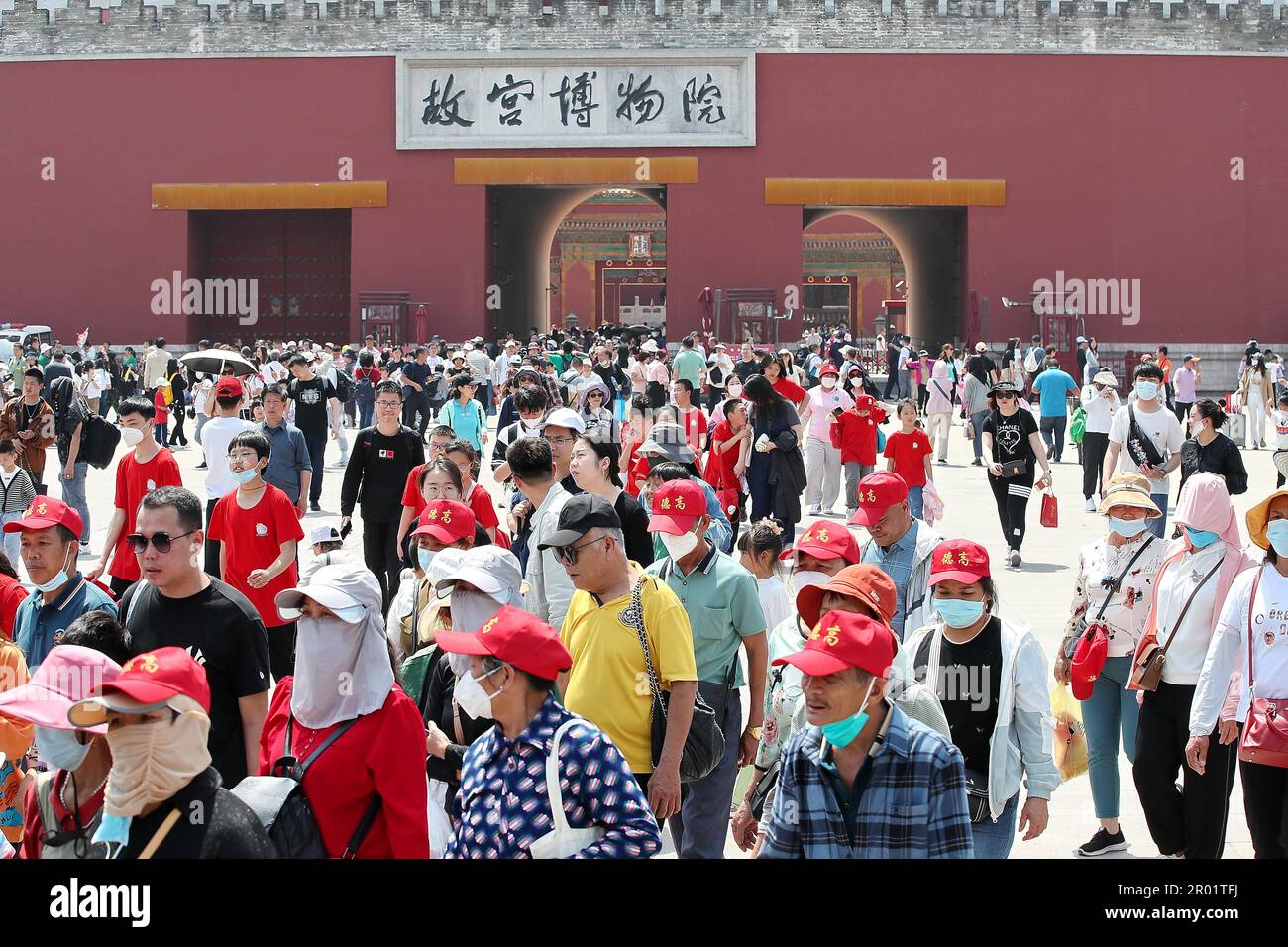 Tourists visit the Palace Museum on the last day of May Day holiday ...