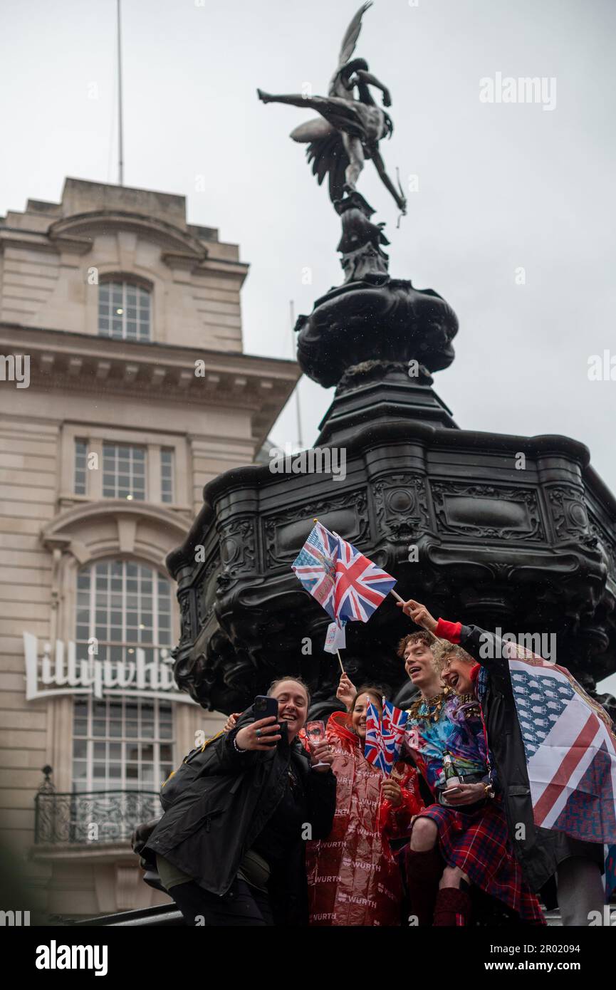 Crowds watching Coronation of King Charles lll Stock Photo - Alamy