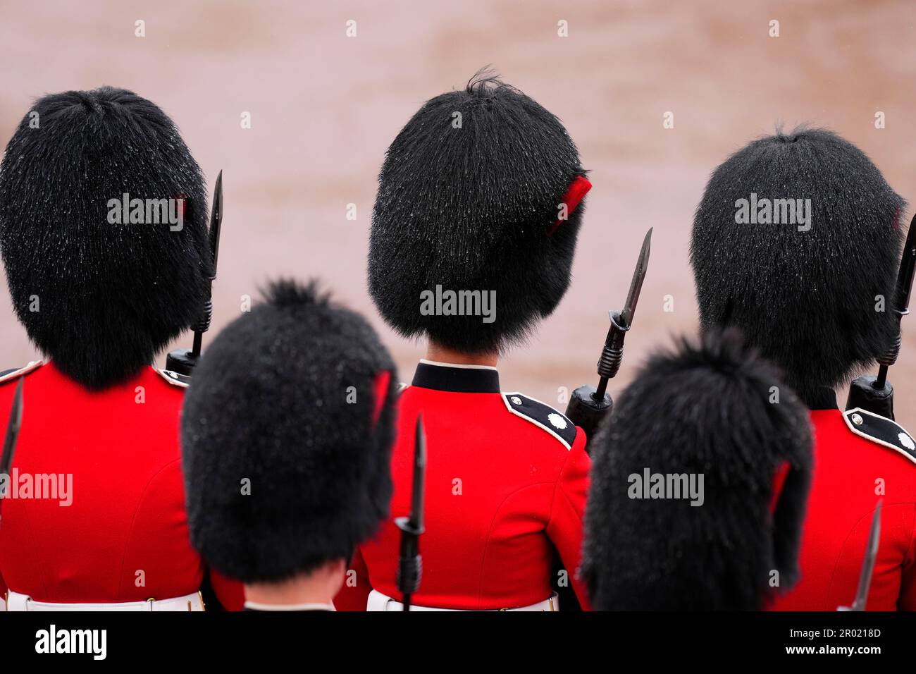 King's Guards soldiers stand in the rain outside Buckingham Palace ...