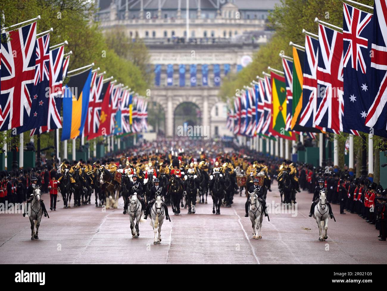 The Coronation Procession passes along The Mall to Buckingham Palace ...