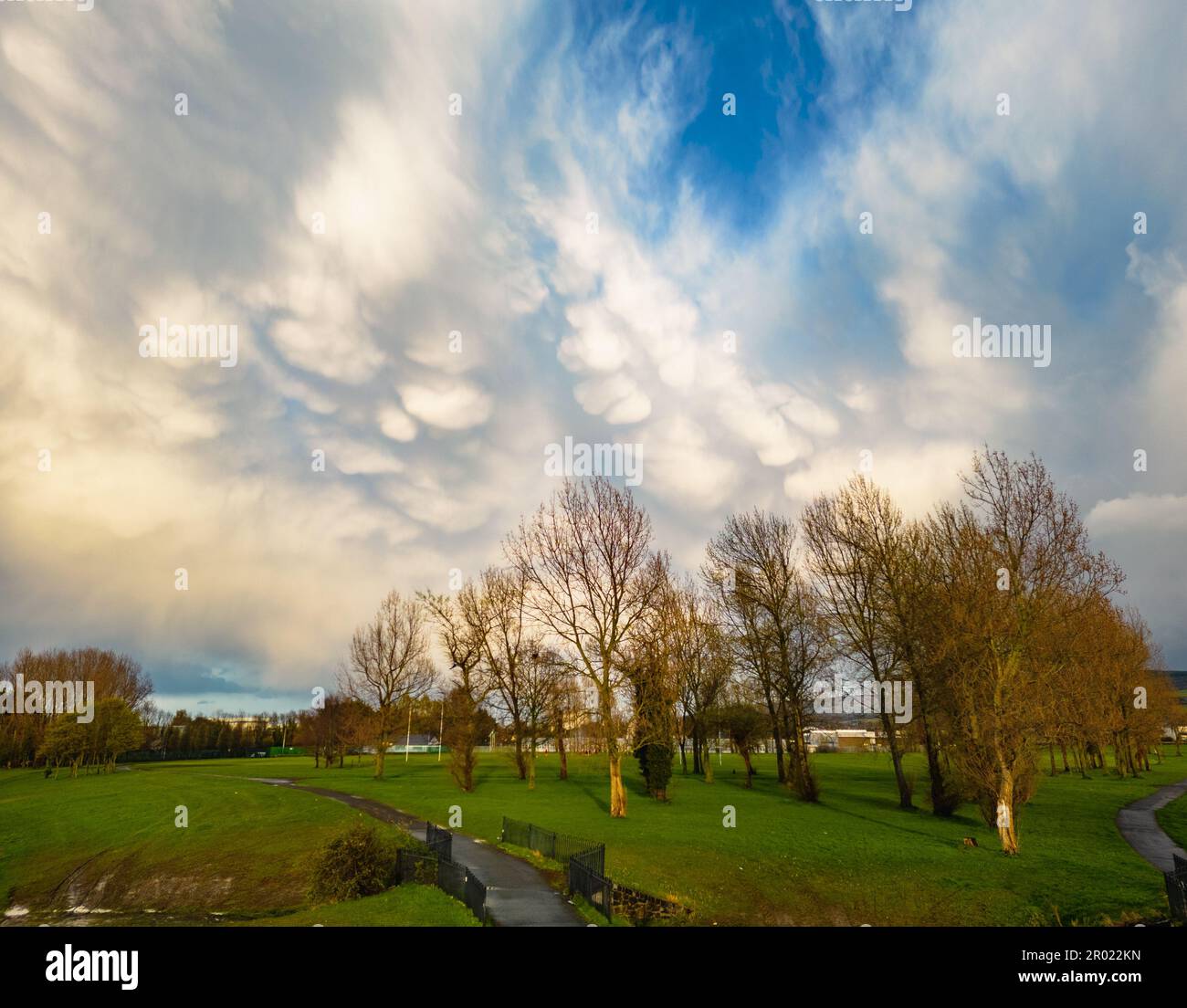 April clouds hi-res stock photography and images - Alamy