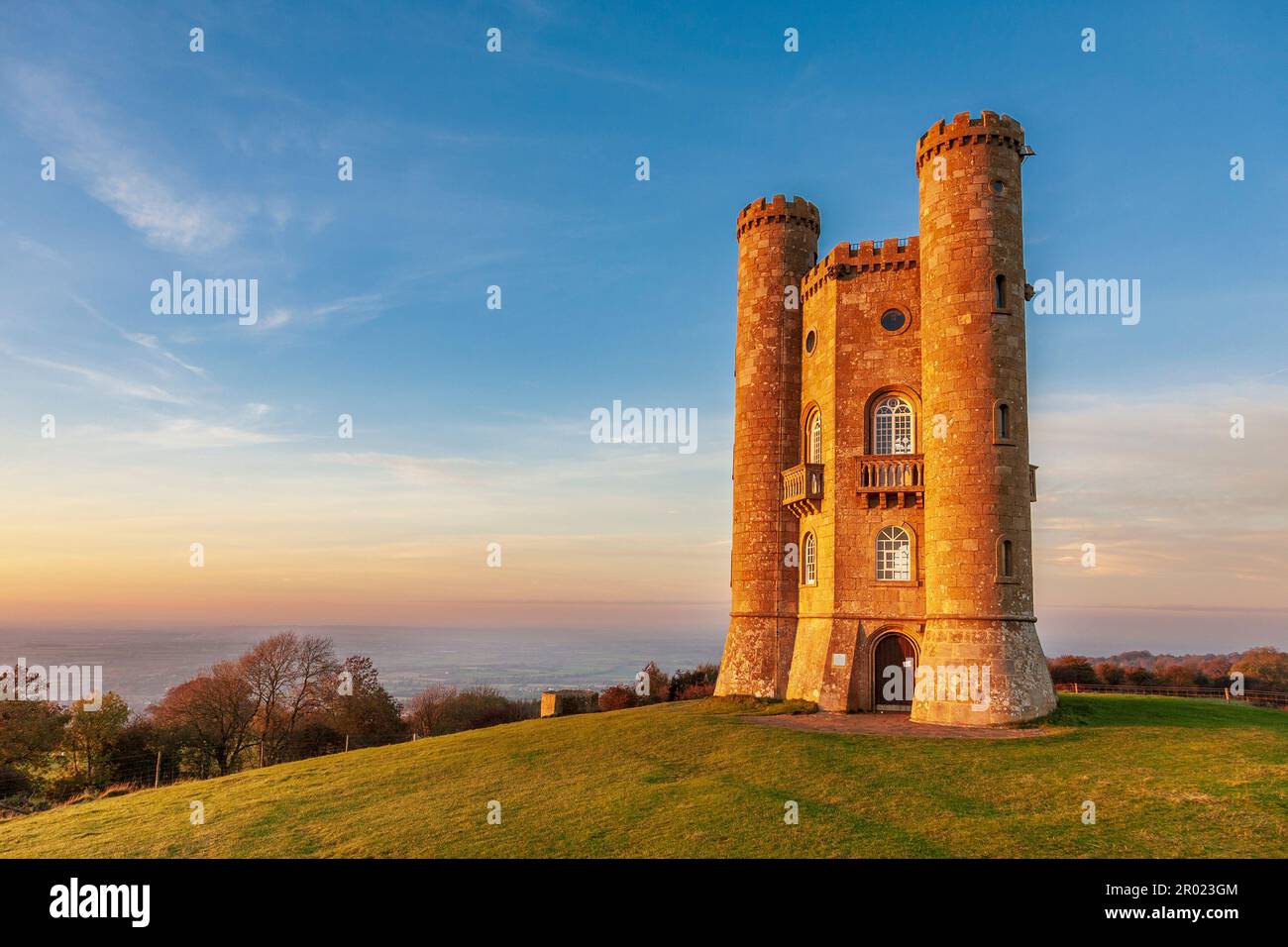 Broadway Tower overlooking the Vale of Evesham at sunset, Cotswolds ...