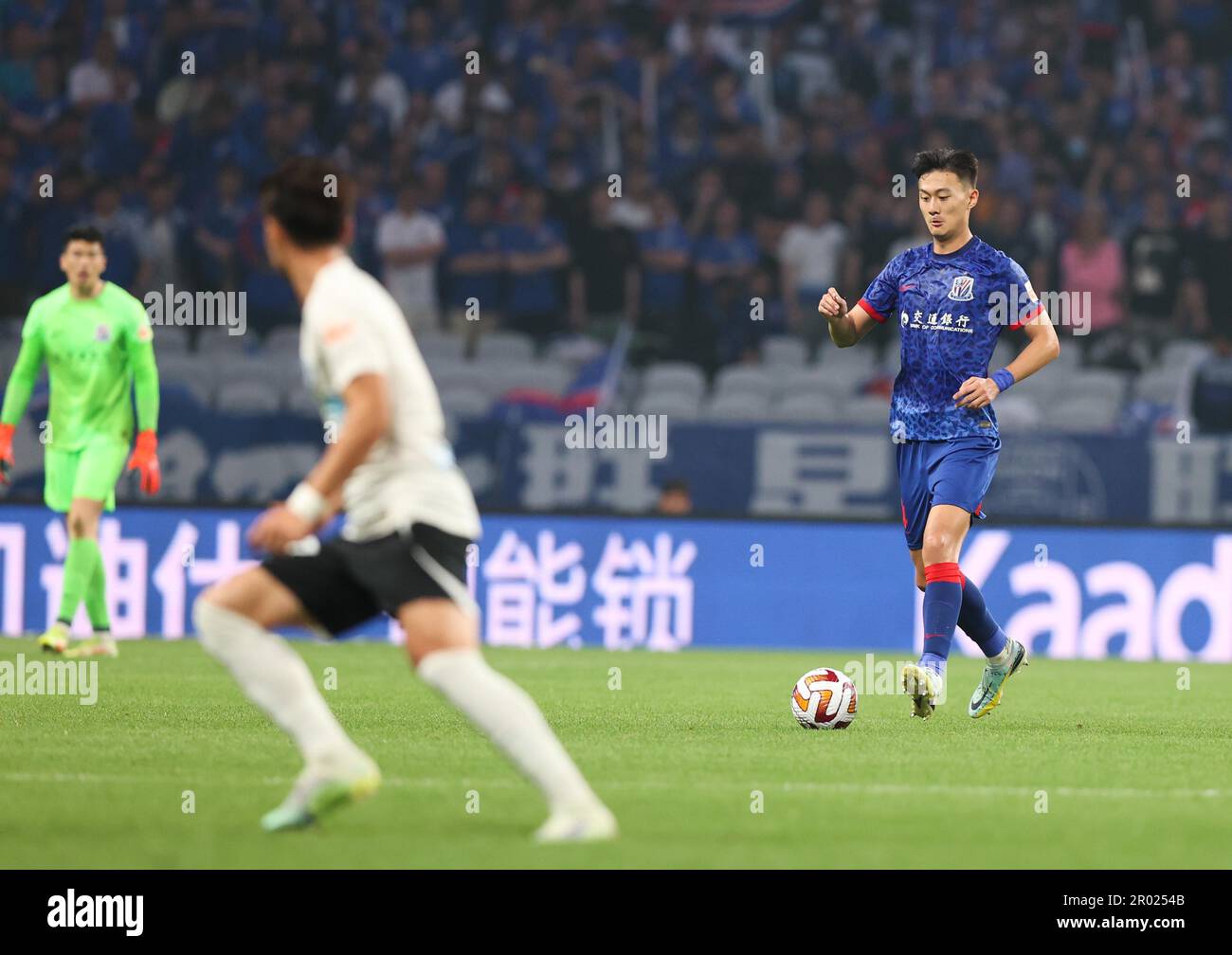 Shanghai Shenhua Football Club defeated Dalian Professional Football ...