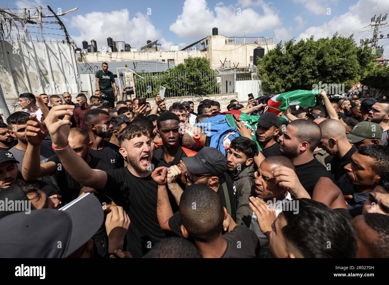 Tulkarm, Palestinian Territories. 06th May, 2023. Palestinian mourners ...