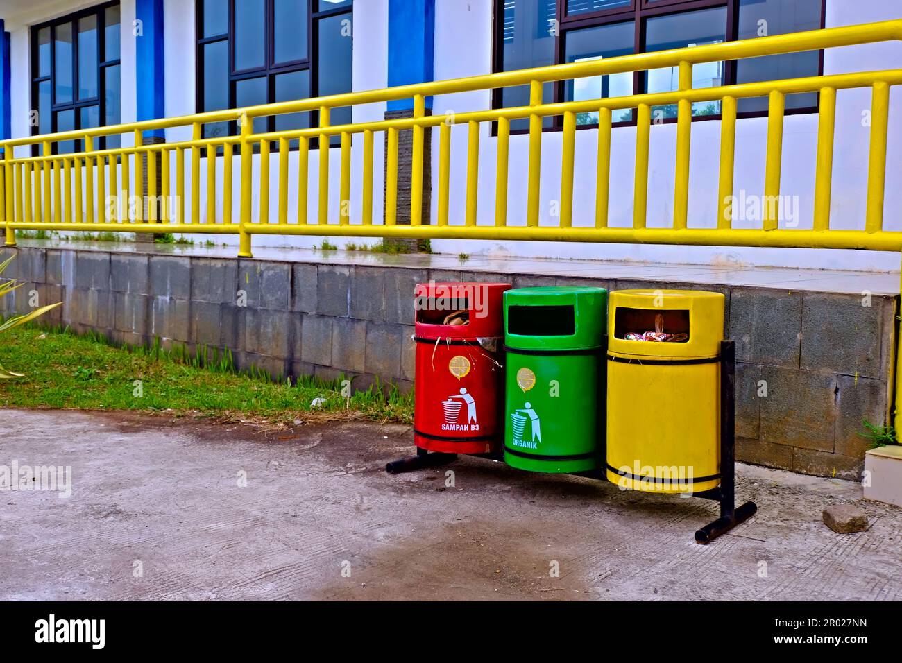 Trash sorting indonesia hi-res stock photography and images - Alamy