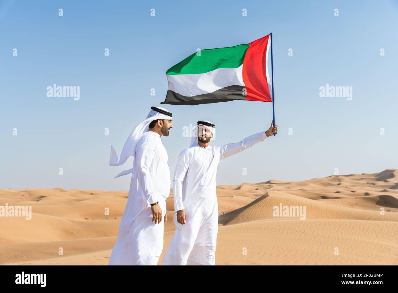 Emirati national clothes hi-res stock photography and images - Alamy