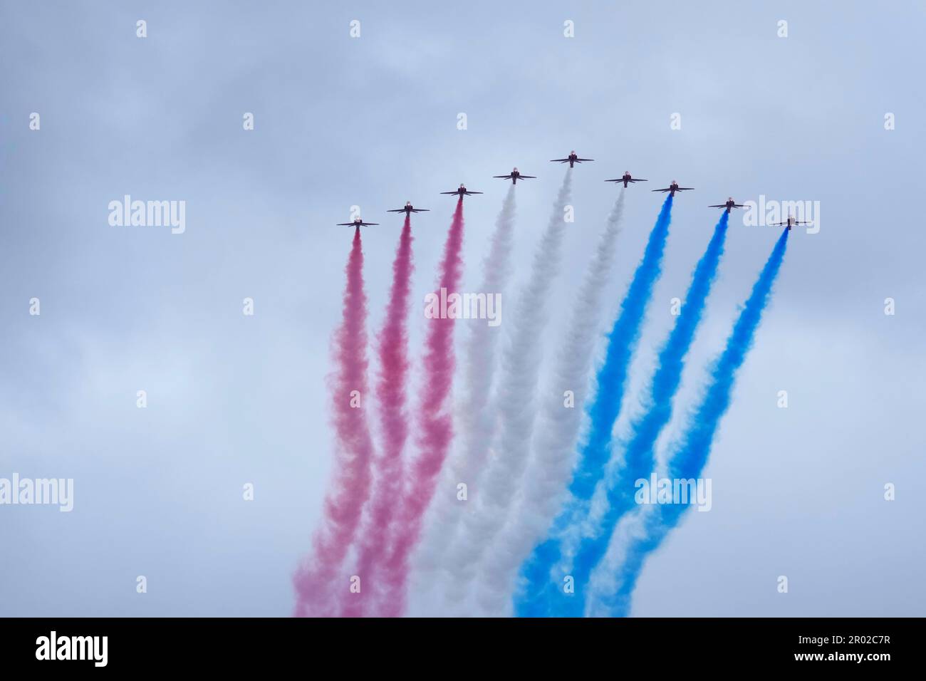 The Red Arrows fly over Buckingham Palace as members of the royal ...