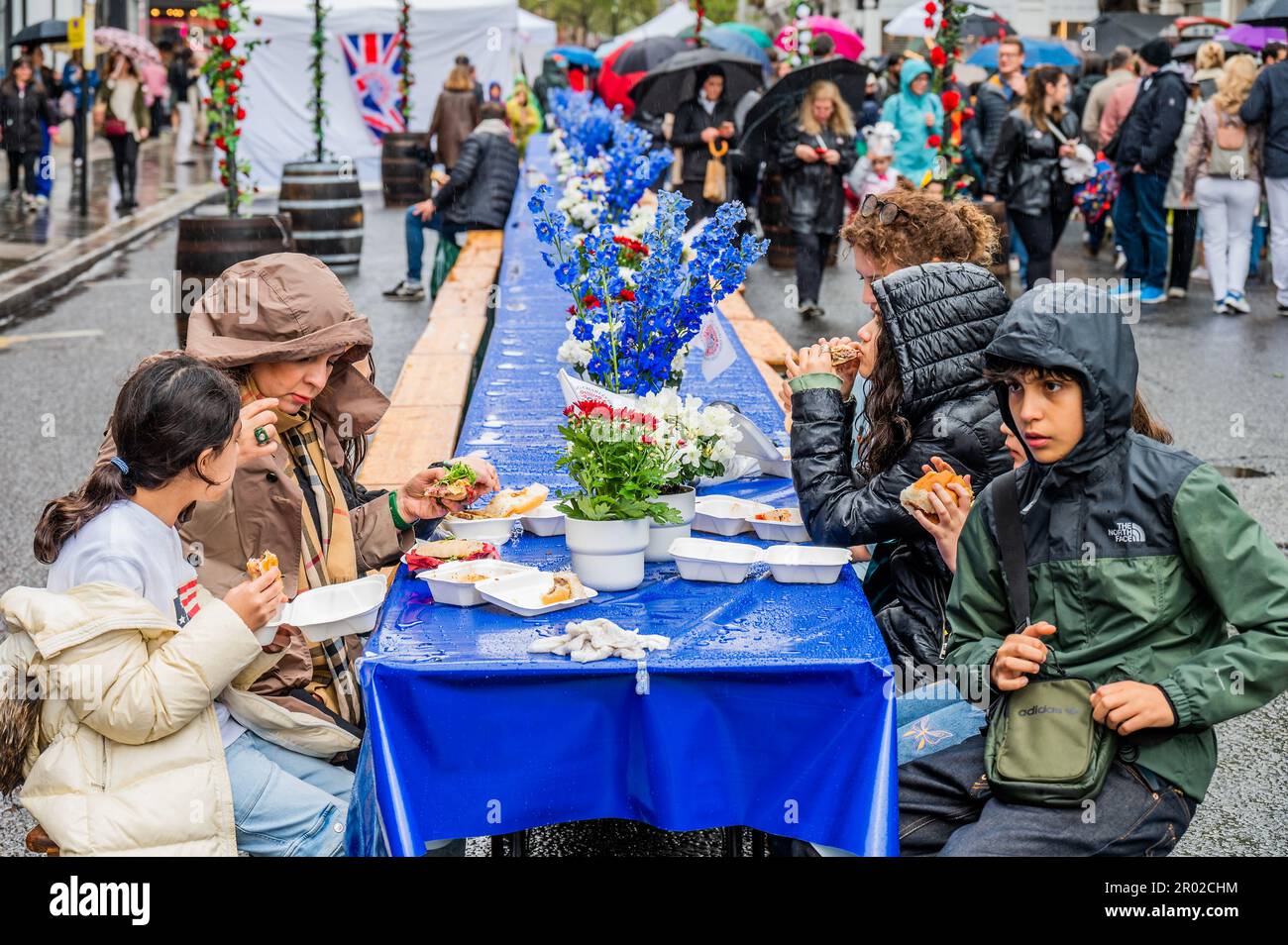 Coronation street party tables hi-res stock photography and images - Alamy