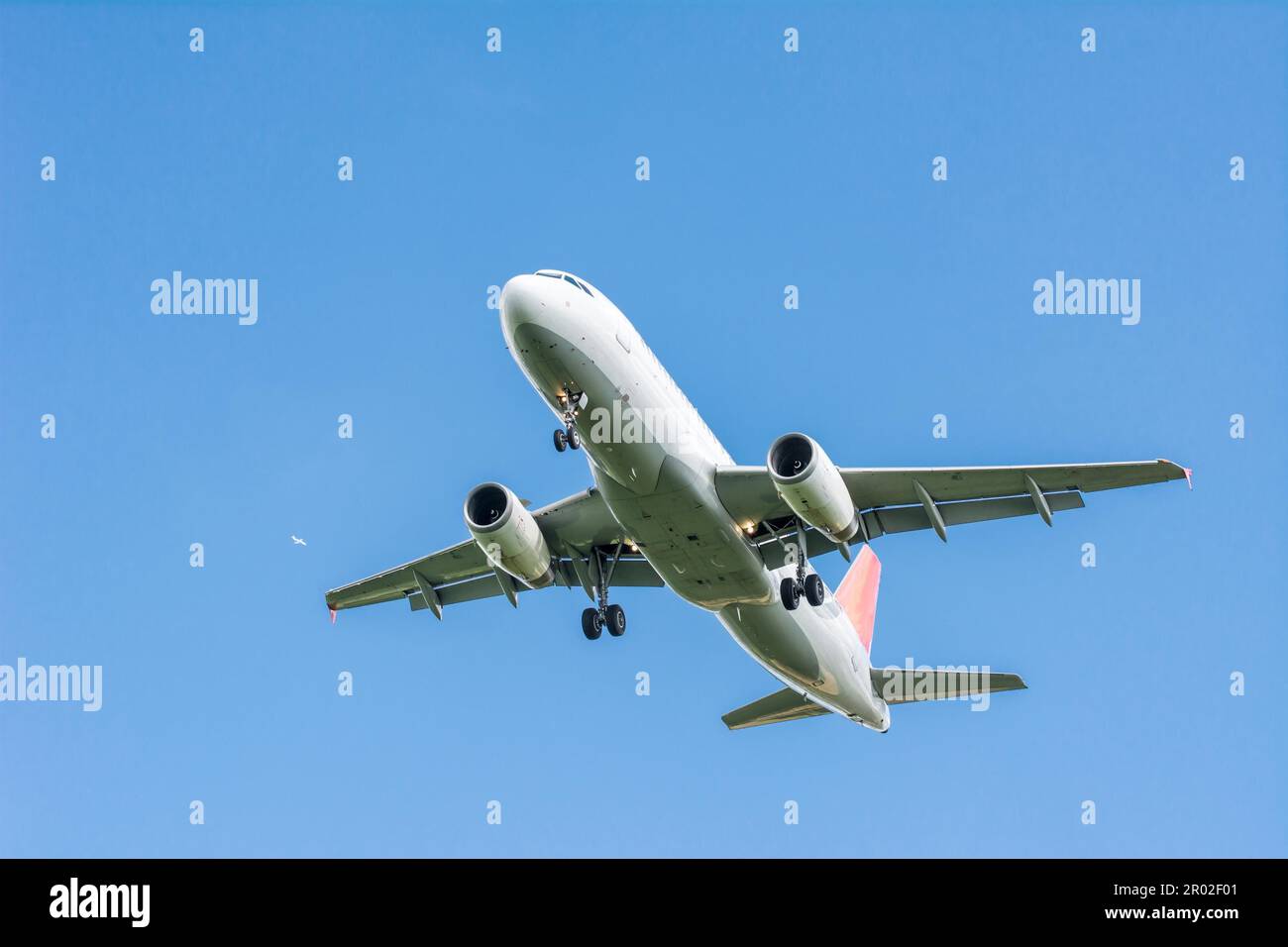 Passenger jet plane in sky hi-res stock photography and images - Alamy