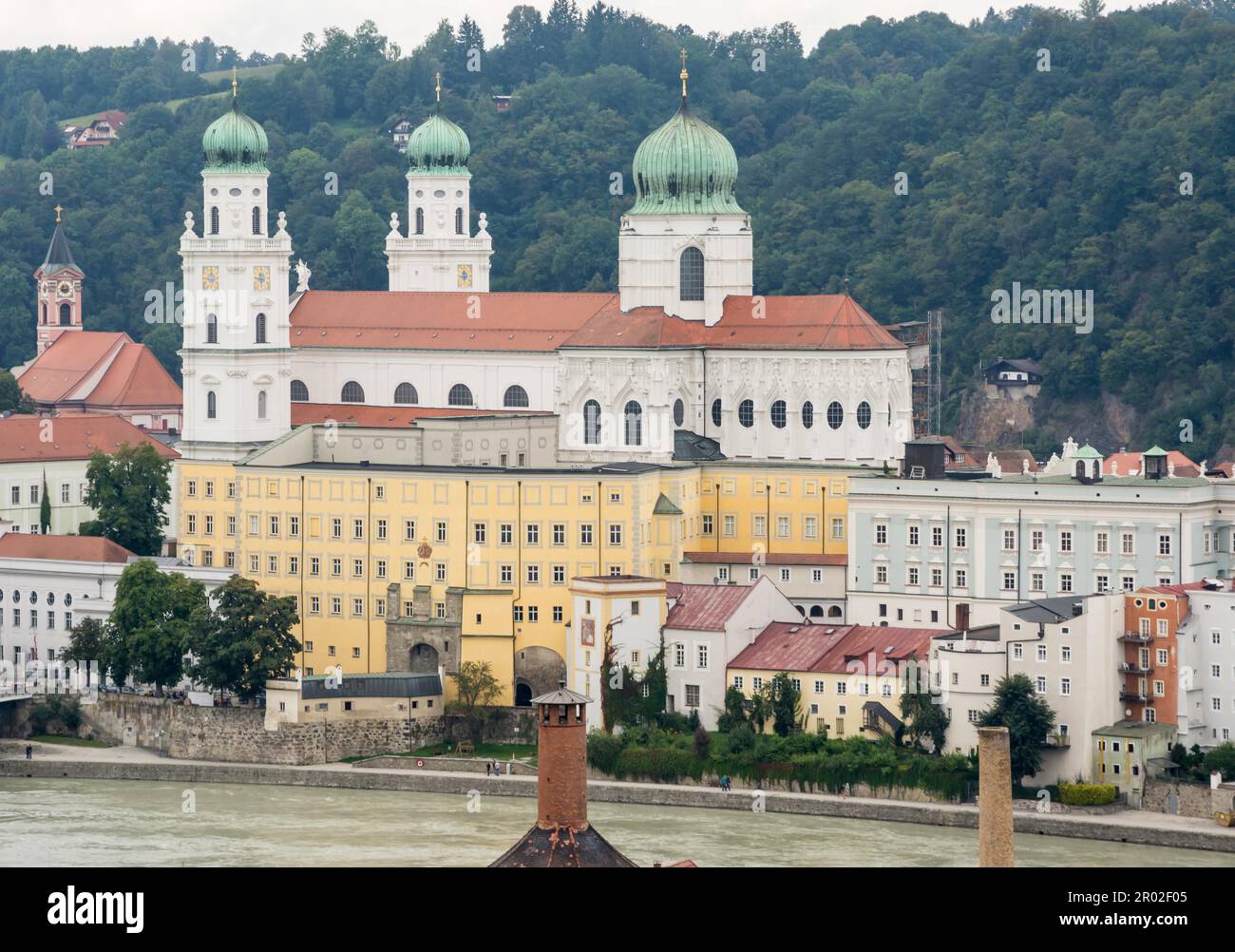 Inn promenade and St. Stephen's Cathedral in Passau (Bavaria) (Germany ...