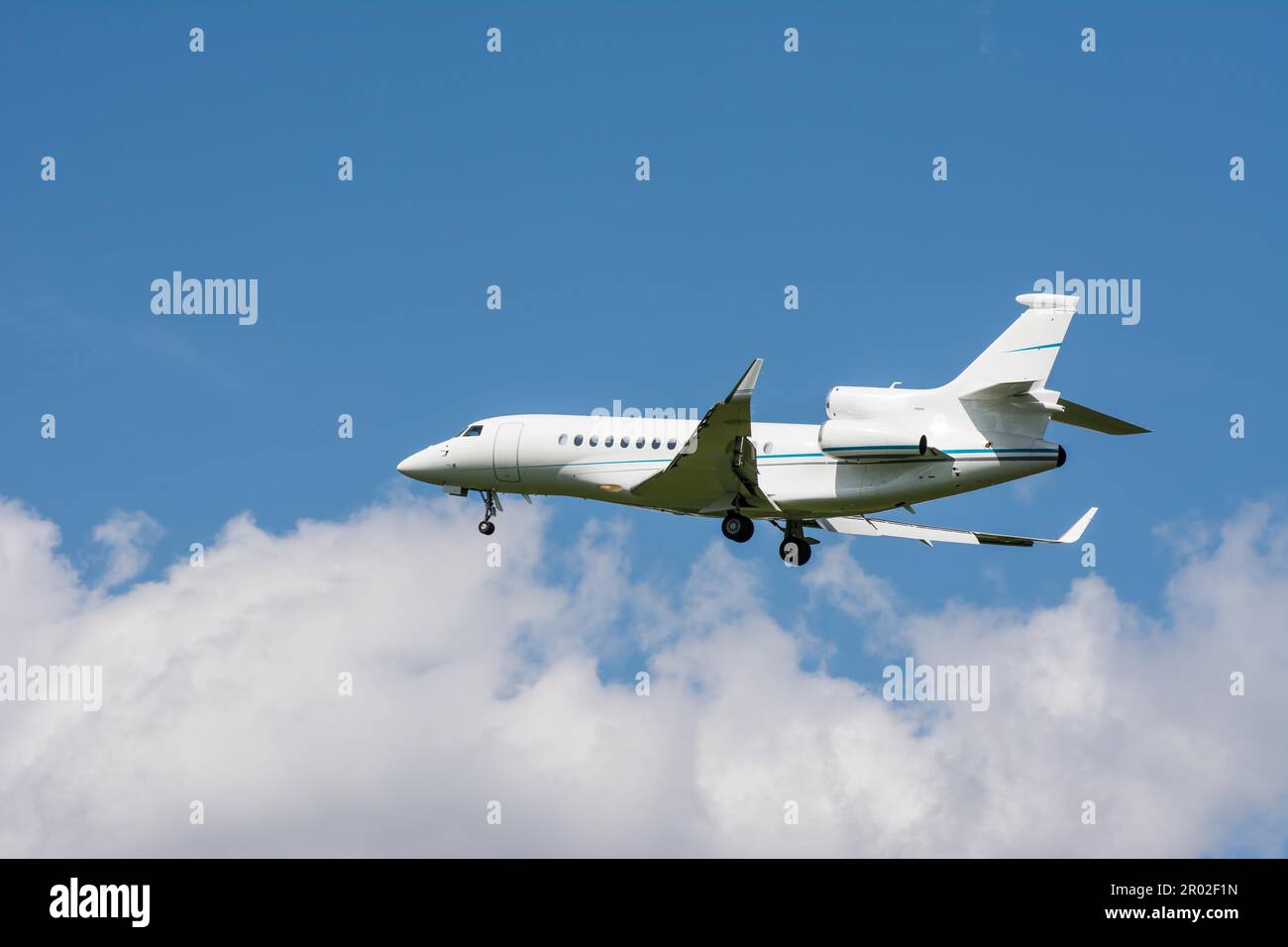 Passenger jet plane in sky hi-res stock photography and images - Alamy