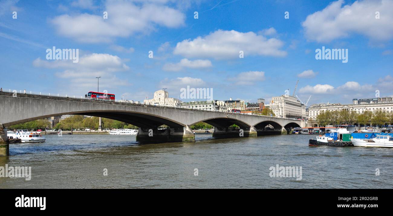 Arched bridge that spans the river thames hi-res stock photography and ...