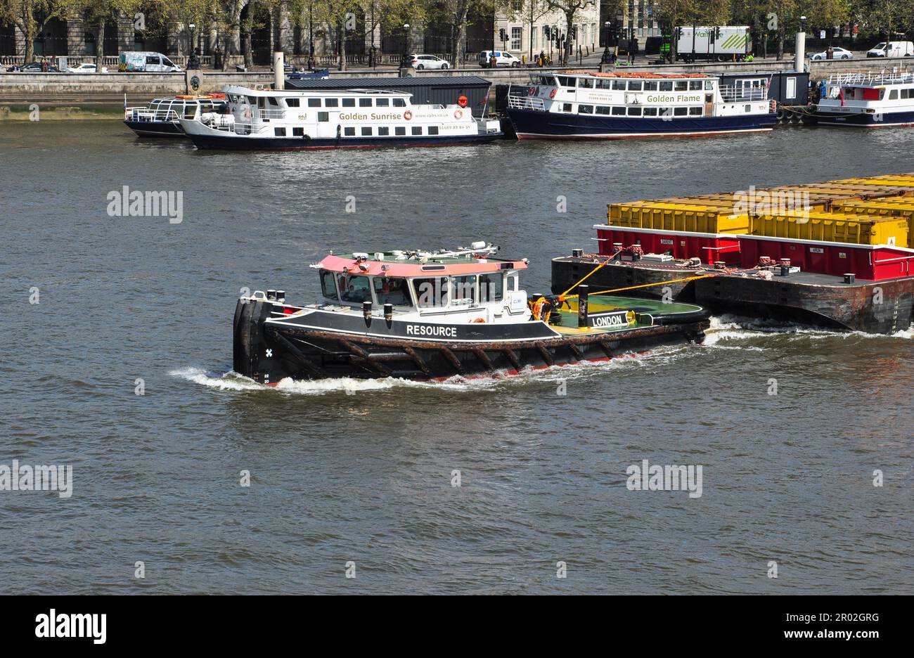 Cory tug Resource (MMSI: 235078638) towing barges of containers ...