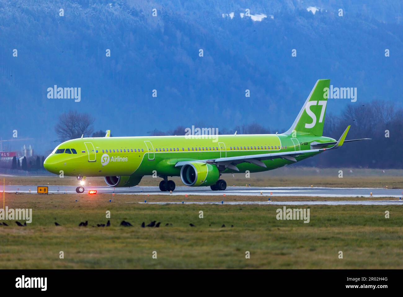 S7 airlines on tarmac hi-res stock photography and images - Alamy