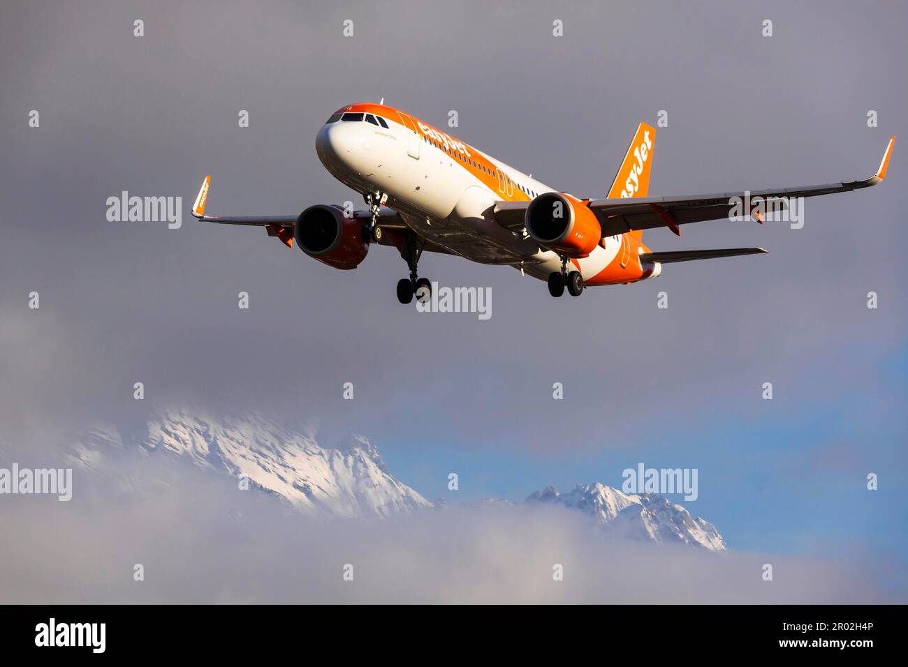 Aircraft on approach, easyJet, Airbus A320neo, snow lies on the ...