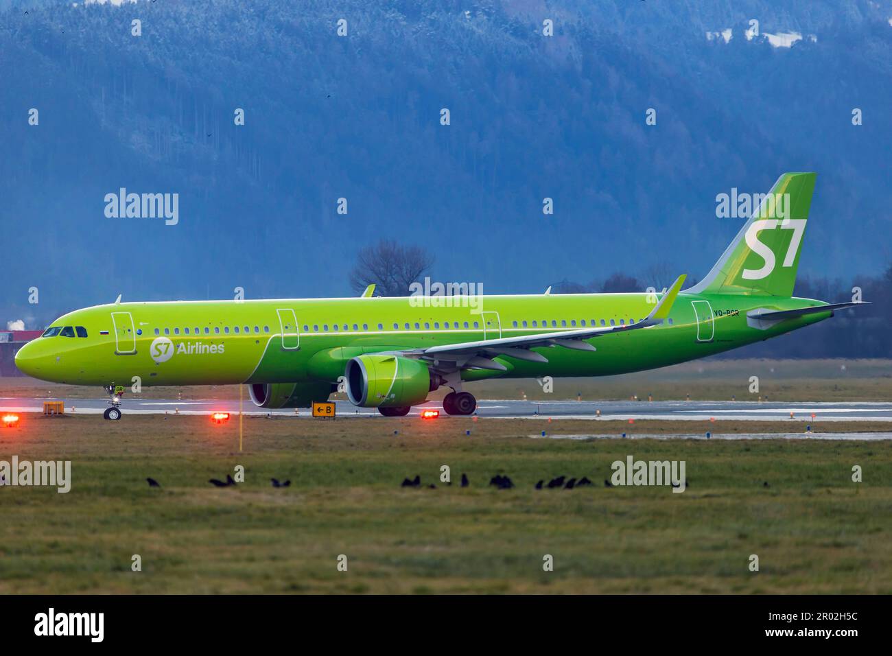 S7 airlines on tarmac hi-res stock photography and images - Alamy