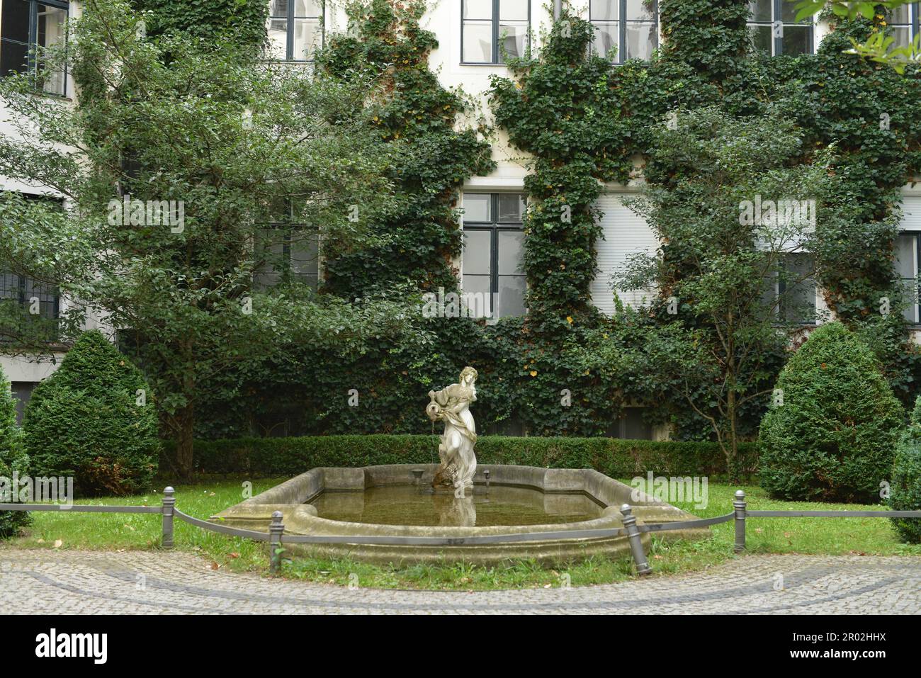 Inner courtyard, Potsdamer Strasse 98, Tiergarten, Berlin, Germany ...