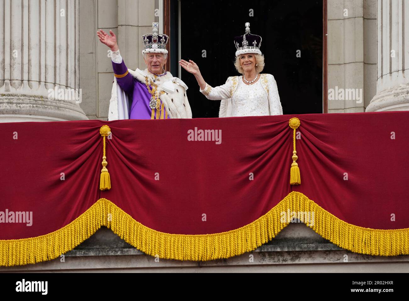King Charles III and Queen Camilla wave from the balcony of Buckingham ...