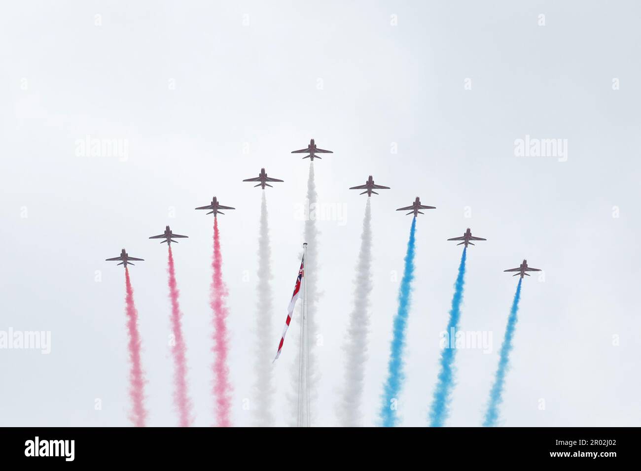 The RAF Red Arrows fly over the Admiralty Arch during the Coronation of ...