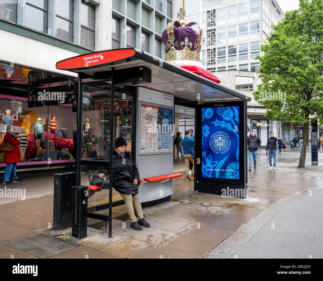 Digital screen bus shelter hi-res stock photography and images - Alamy