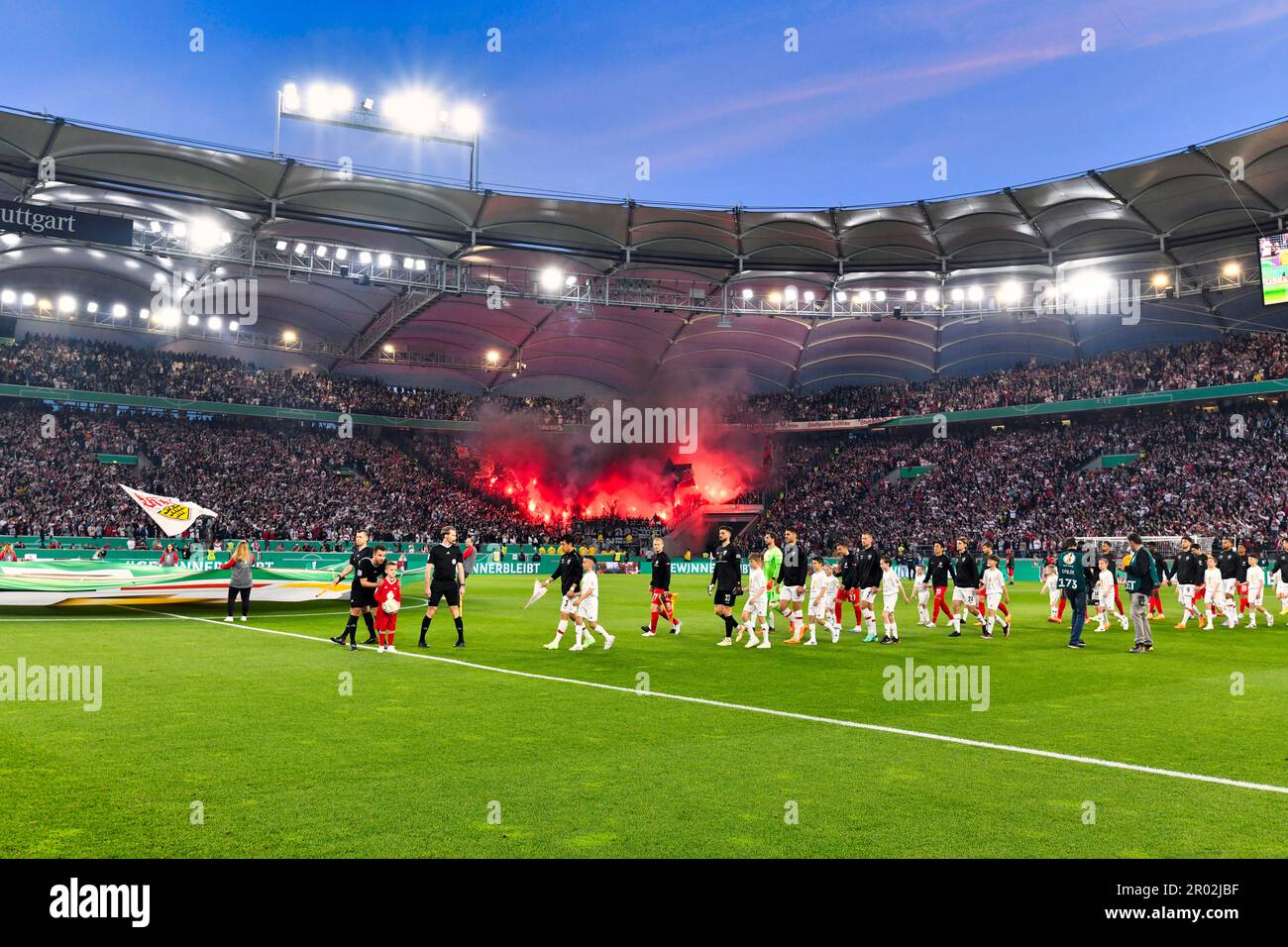 Entry children, teams VfB Stuttgart and Eintracht Frankfurt SGE enter ...
