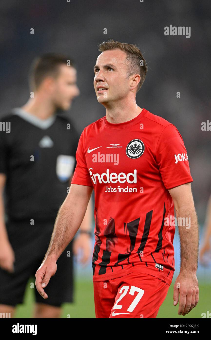 Mario Goetze Eintracht Frankfurt SGE, behind him referee Daniel ...