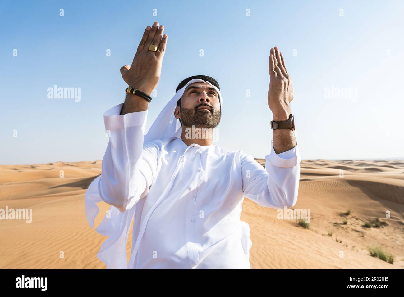 Handsome and successful middle-eastern man wearing traditional emirati ...