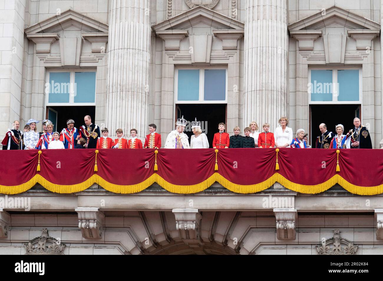 King Charles III and Queen Camilla appear on the balcony of Buckingham ...