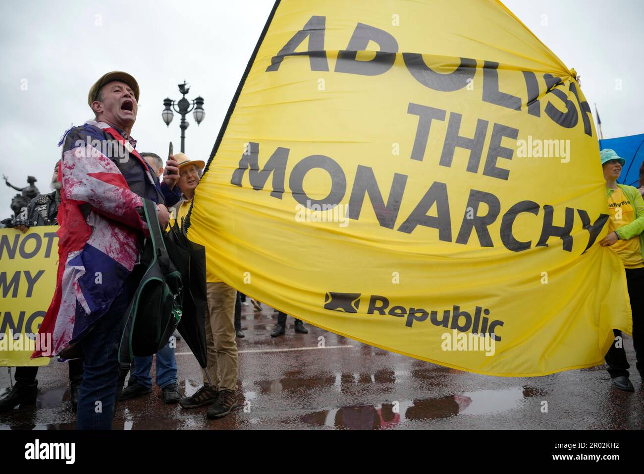 Anti-Monarchy protesters chant slogans near Buckingham Palace after ...