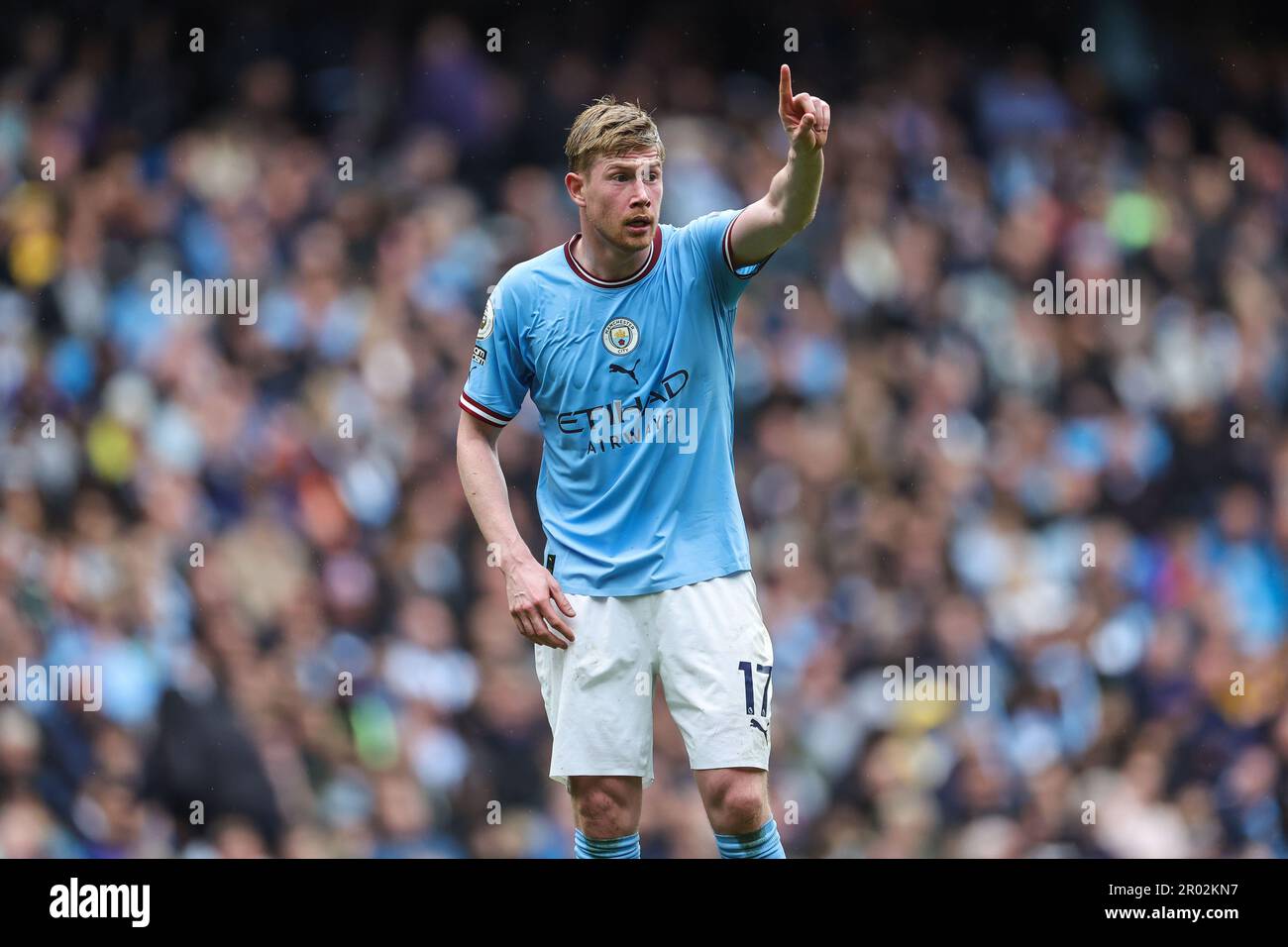 Kevin De Bruyne #17 of Manchester City gives his team instructions during the Premier League ...