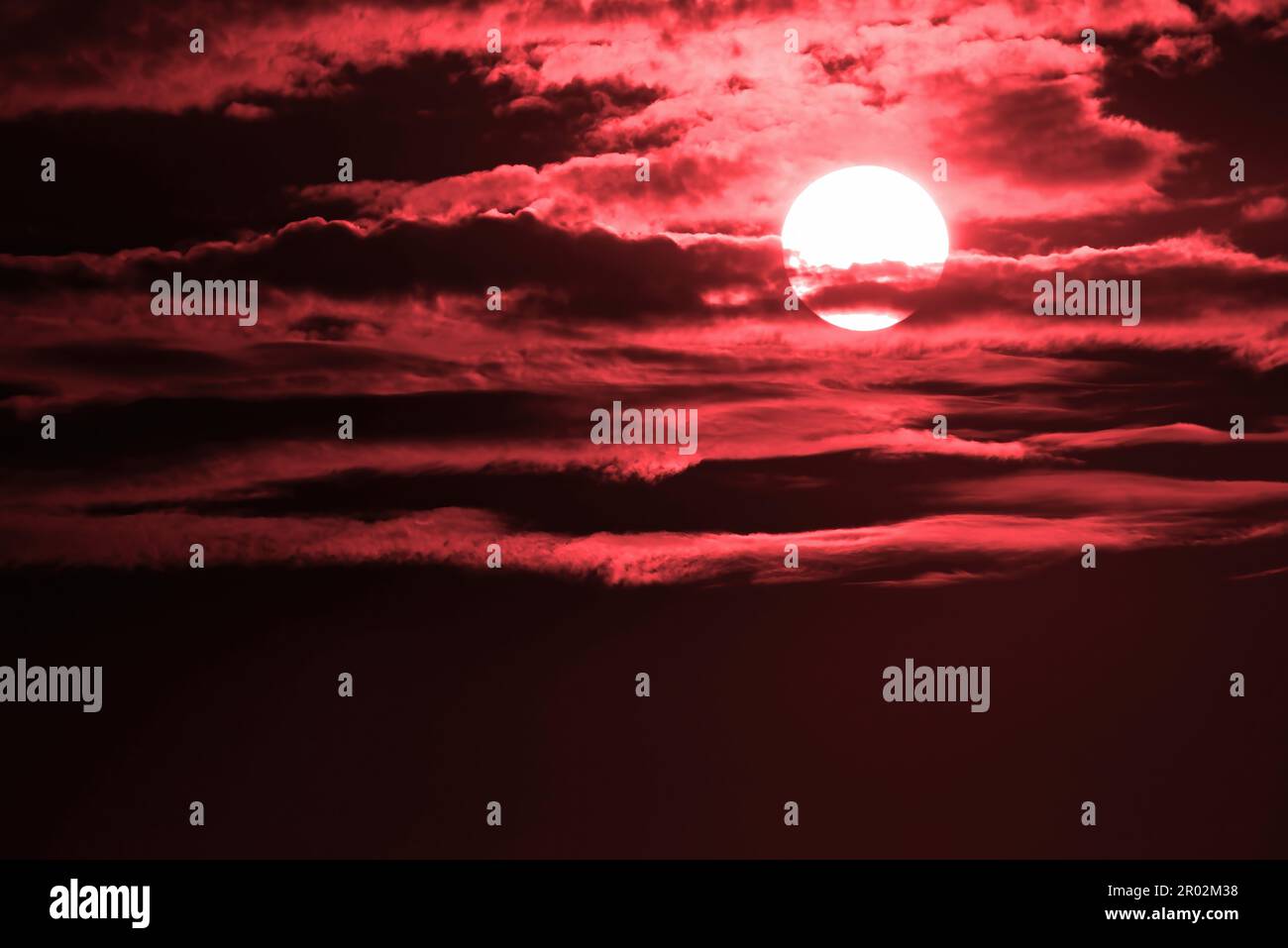 Big red setting sun hi-res stock photography and images - Alamy