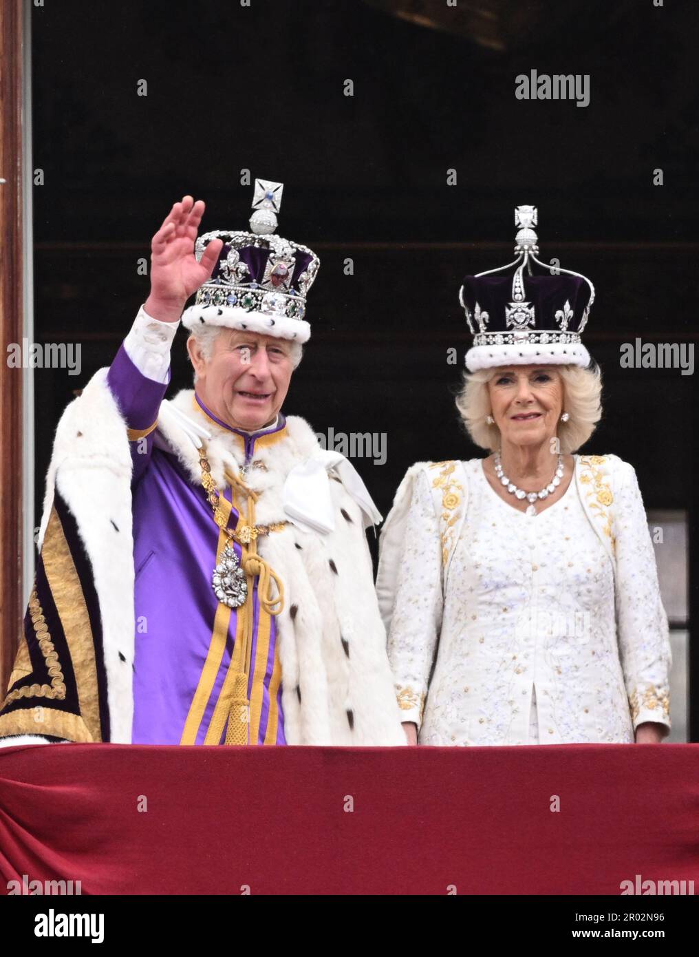 Royal family balcony shot hi-res stock photography and images - Alamy