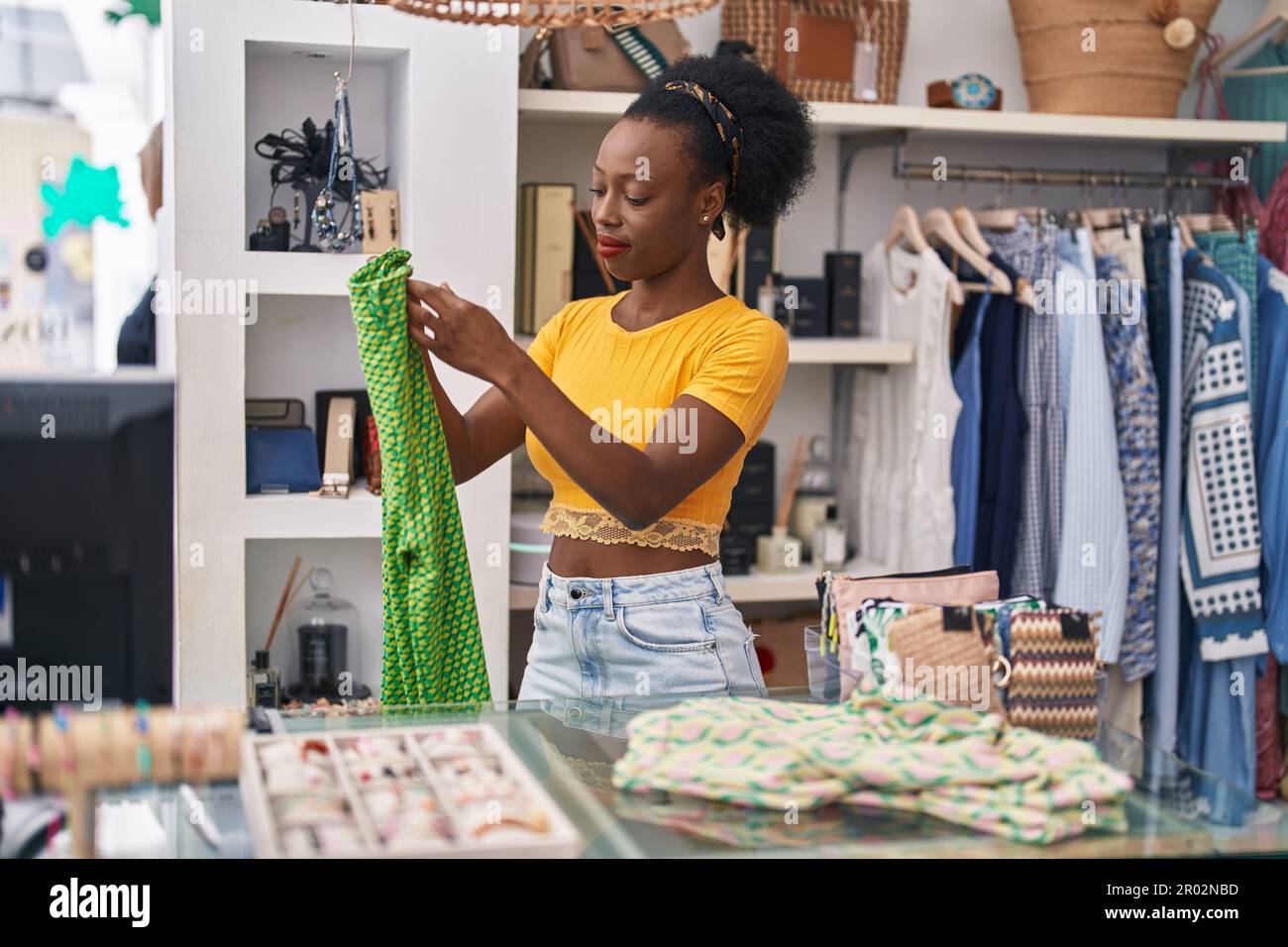Woman folding clothes boutique hi-res stock photography and images - Alamy