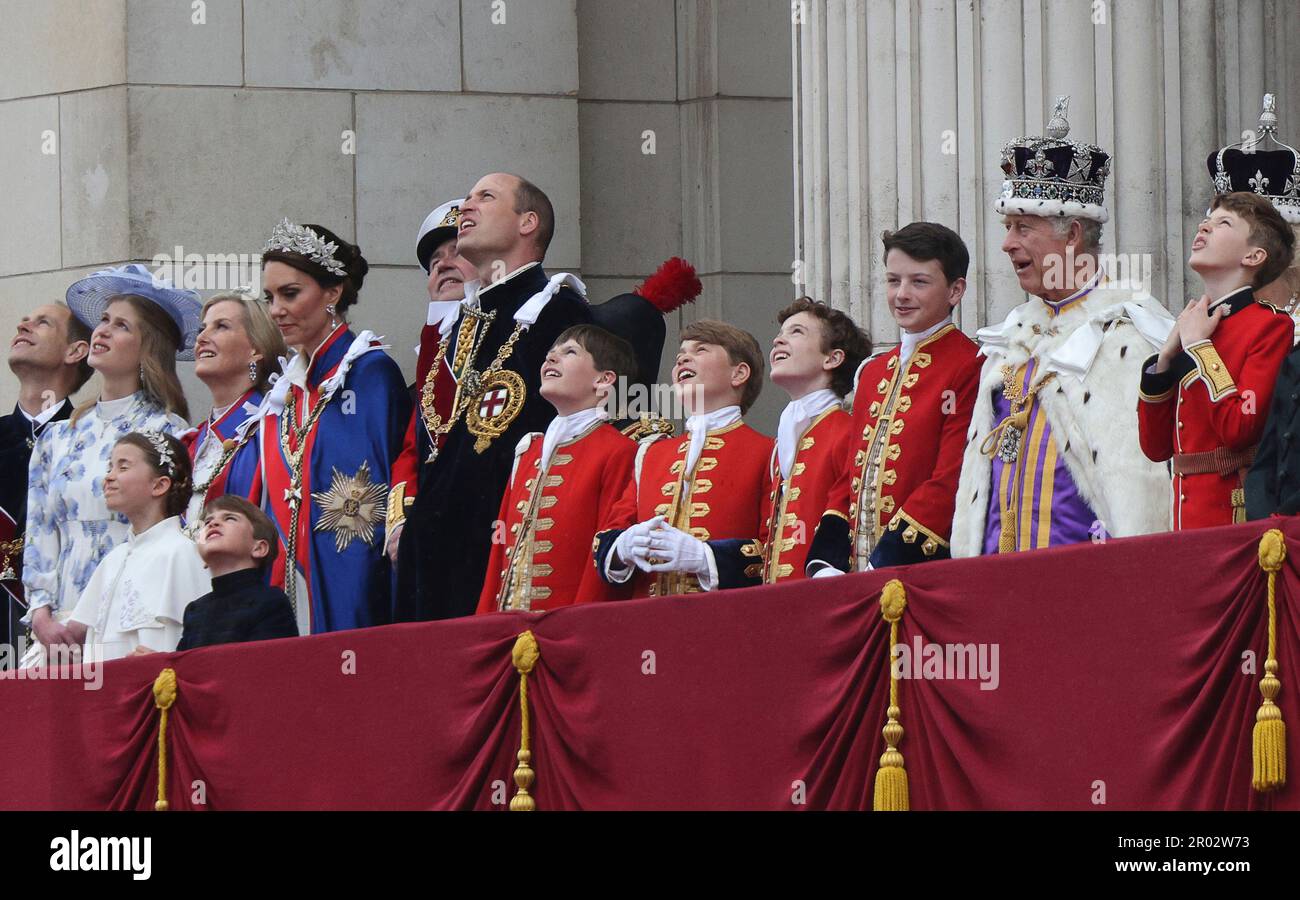 The Royal Family come out onto the Buckingham Palace balcony to view ...