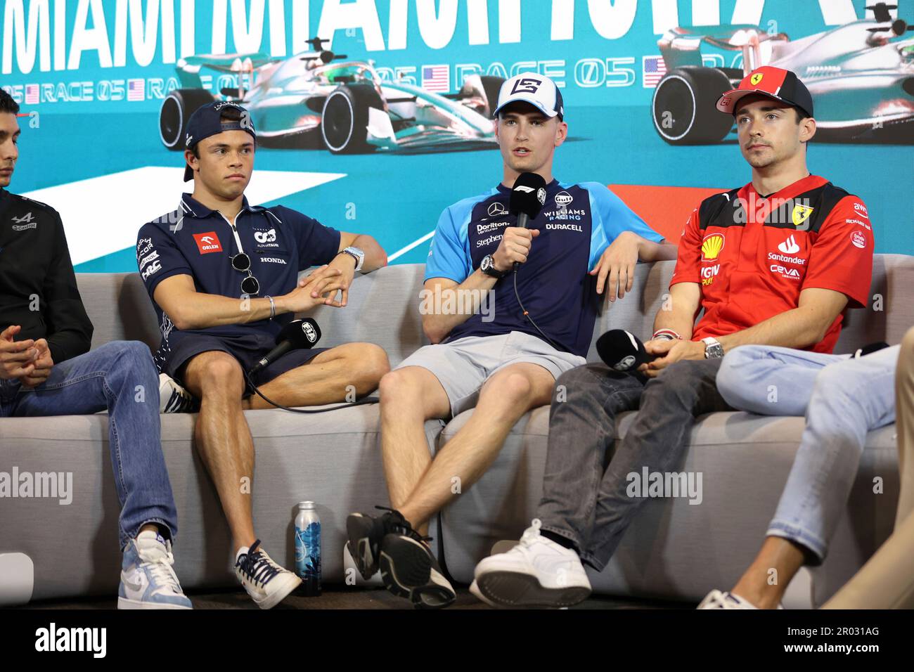 #21 Nyck de Vries (NLD, Scuderia AlphaTauri), #2 Logan Sargeant (USA ...