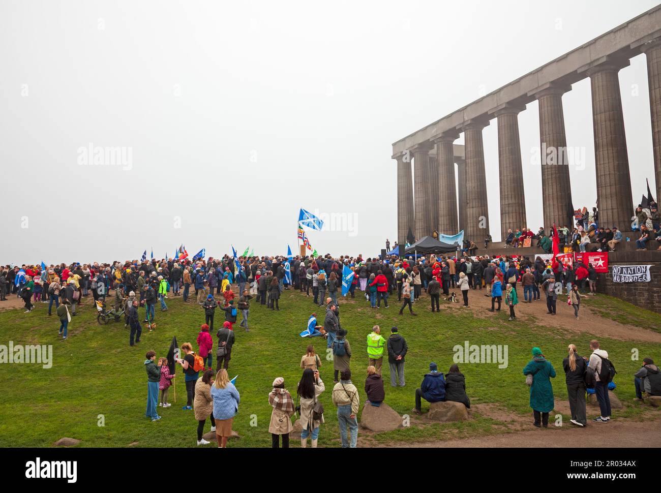 Hundreds people in attendance hi-res stock photography and images - Alamy