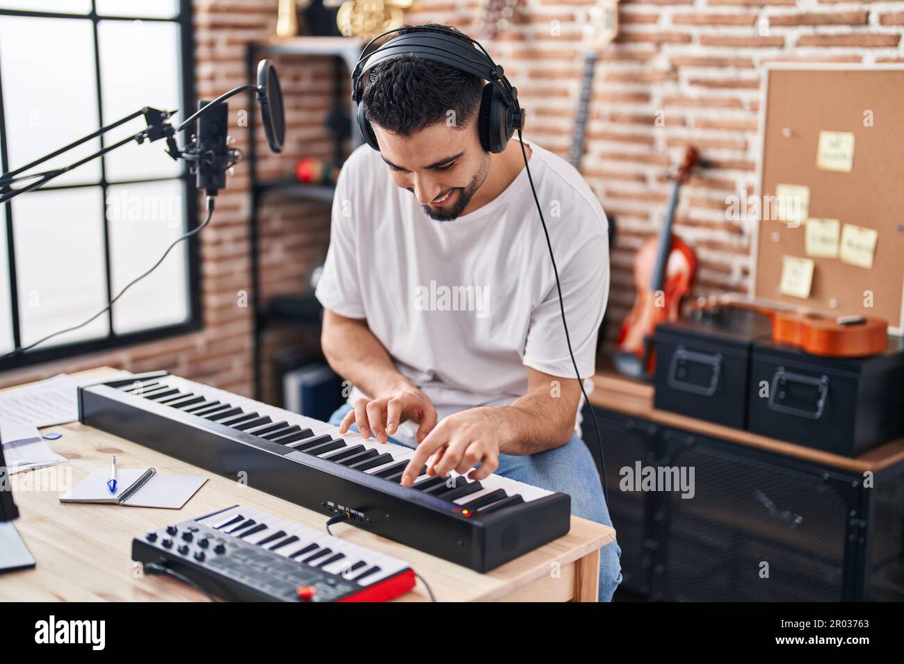 Arab playing piano hi-res stock photography and images - Alamy