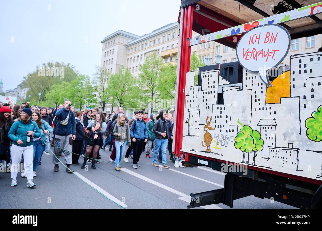 06 May 2023, Berlin: Behind floats, demonstrators dance to electric ...