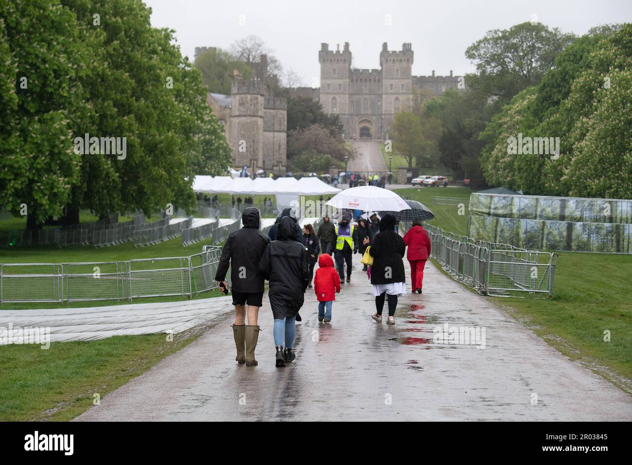 Windsor, Berkshire, UK. 6th May, 2023. People heading home in the rain ...