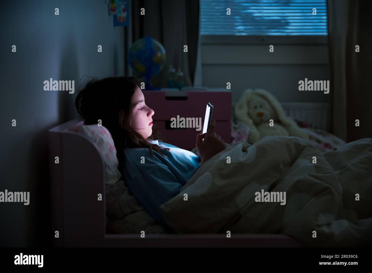 Child watching virtual screen hi-res stock photography and images - Alamy