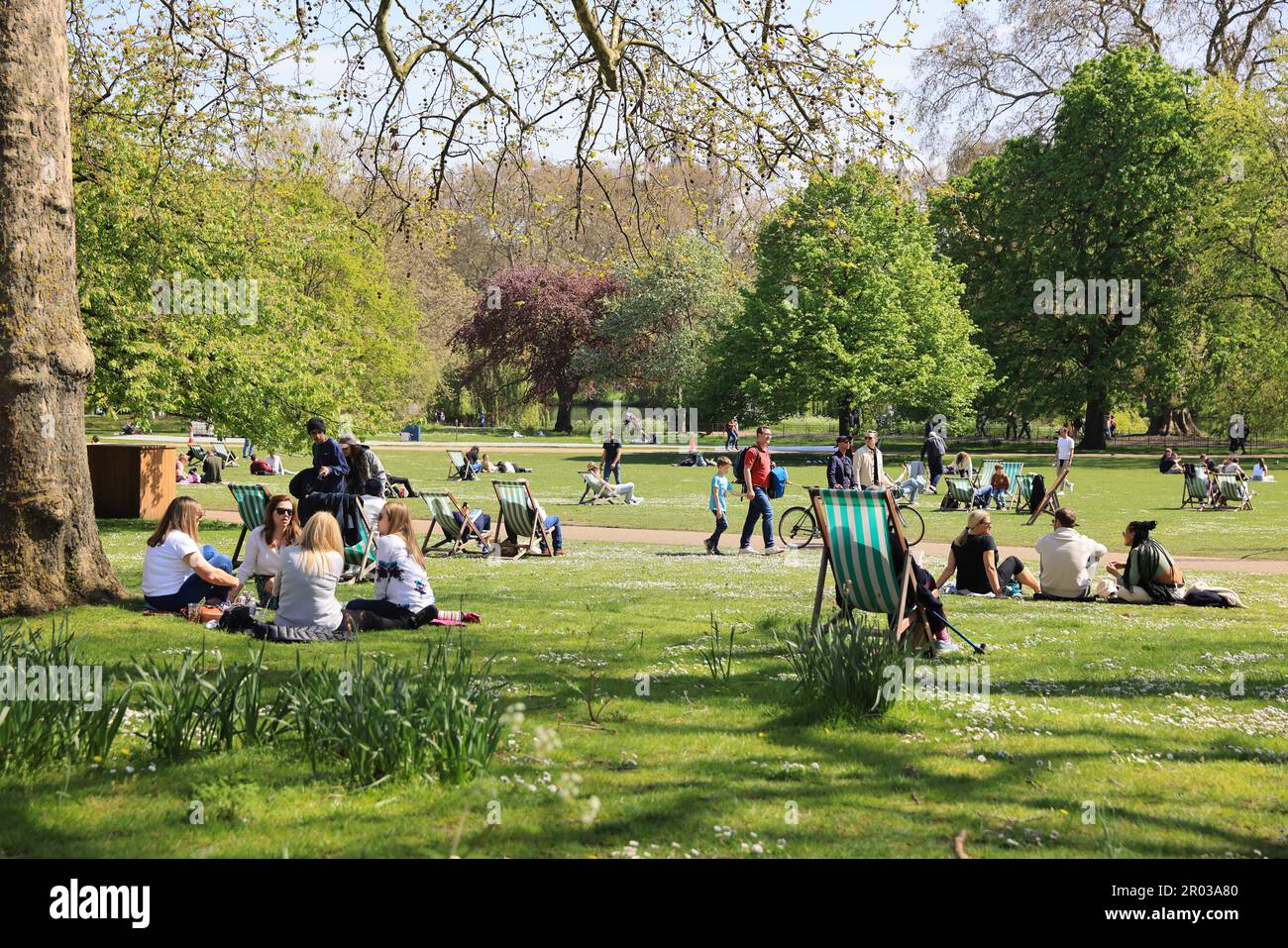 Spring sunshine for the early May Bank Holiday weekend, in St James's ...