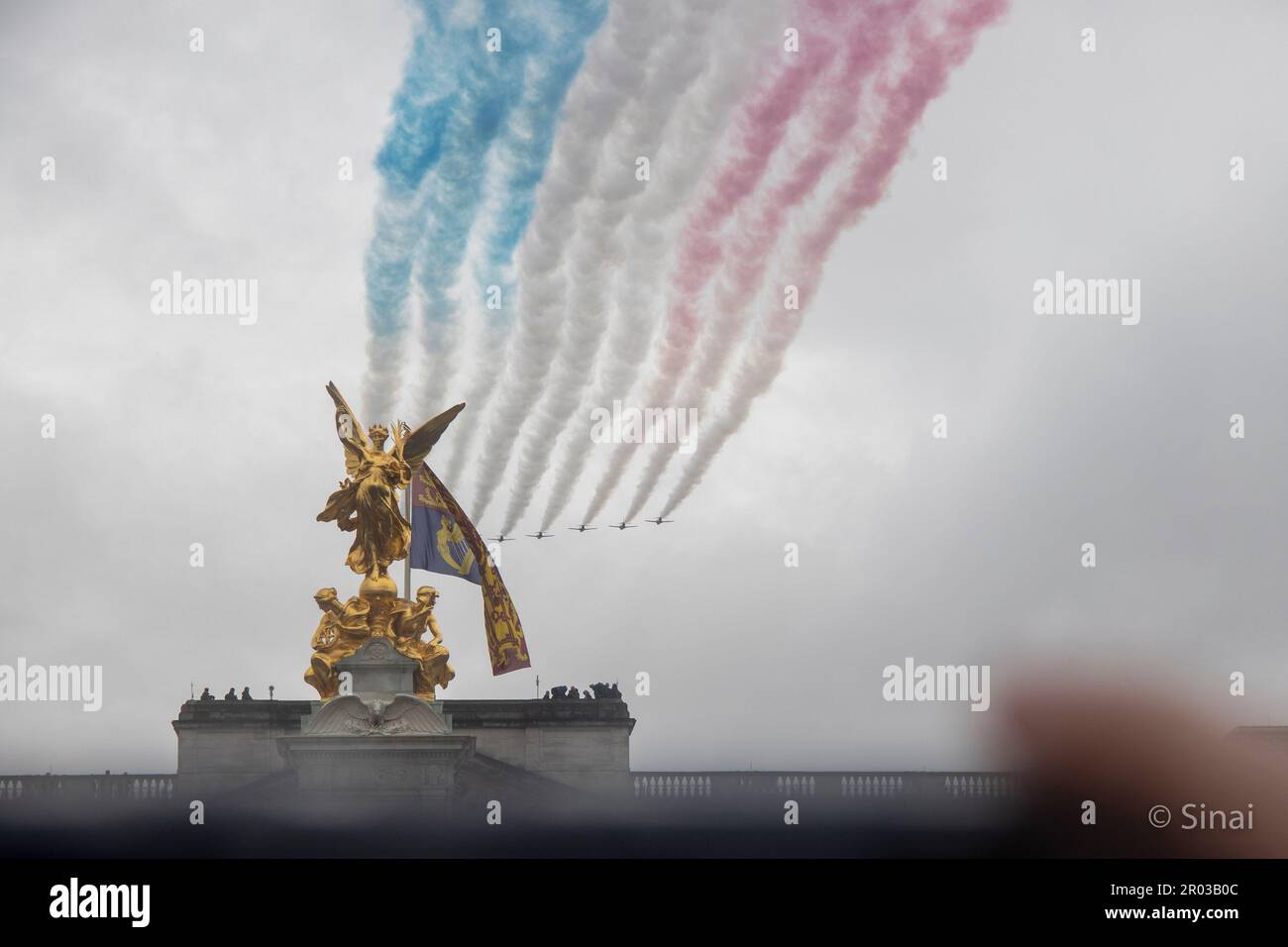 Coronation red arrows flypast hi-res stock photography and images - Alamy