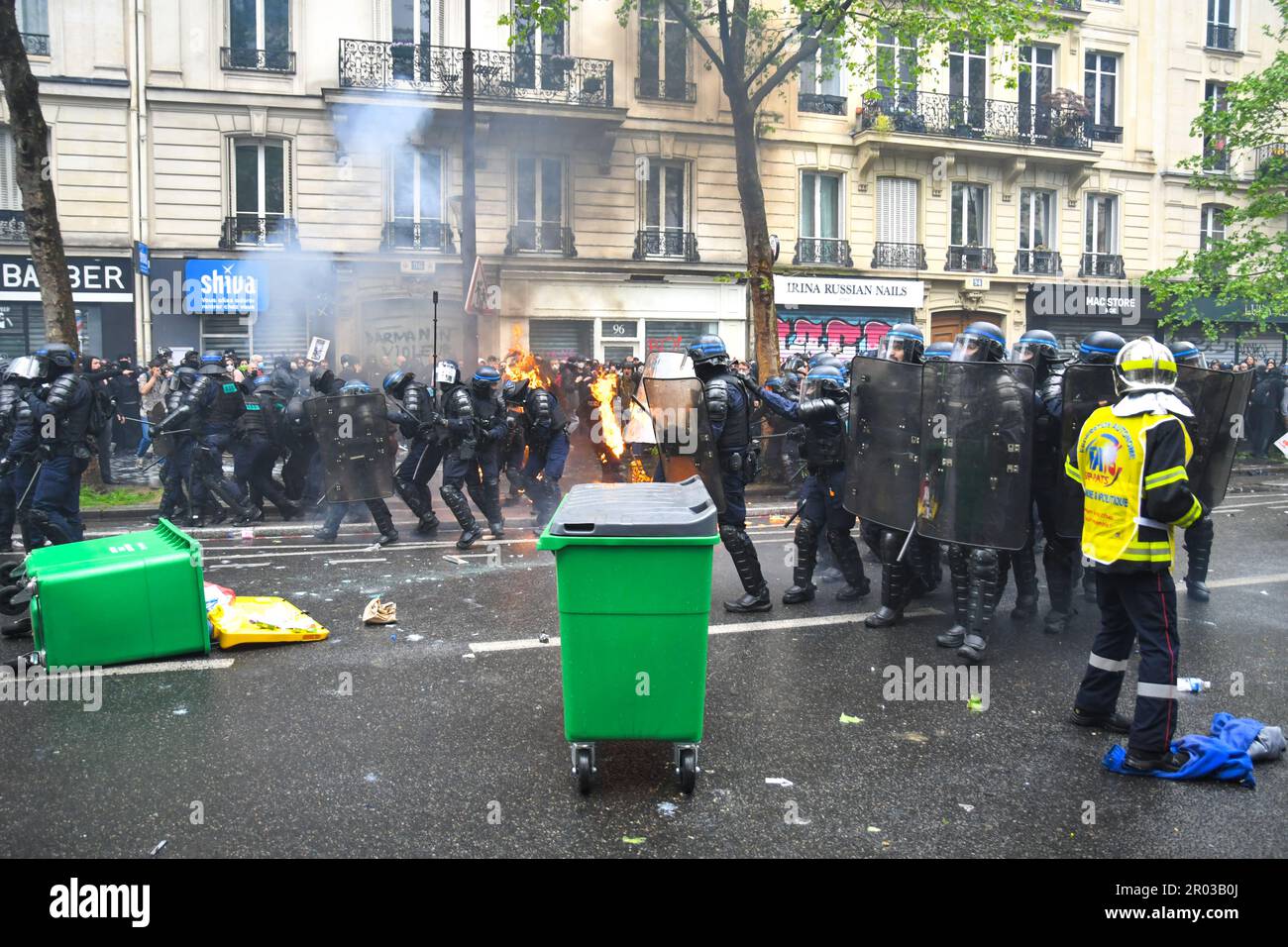 Riot paris hi-res stock photography and images - Alamy