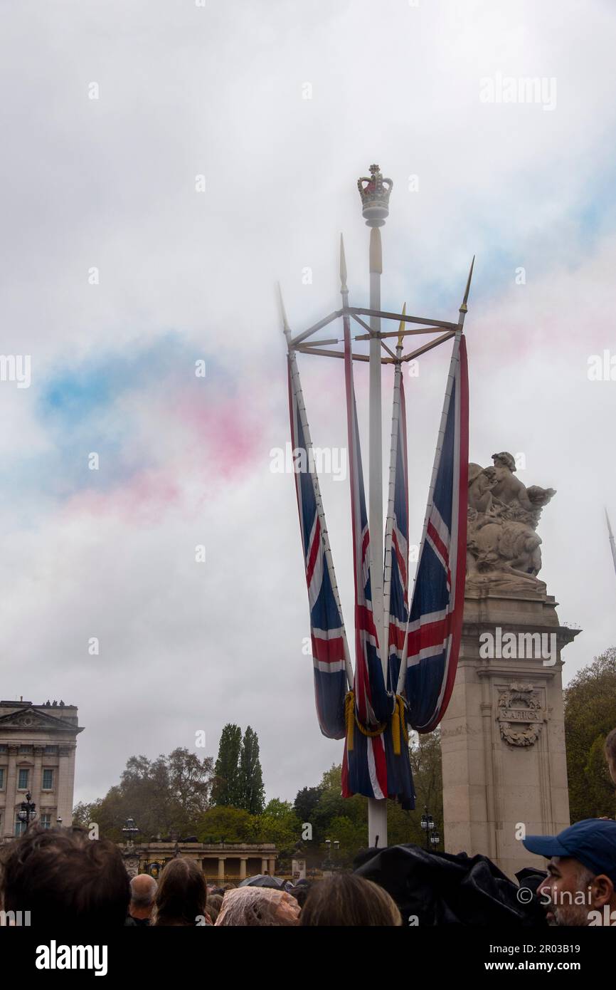 Coronation red arrows flypast hi-res stock photography and images - Alamy