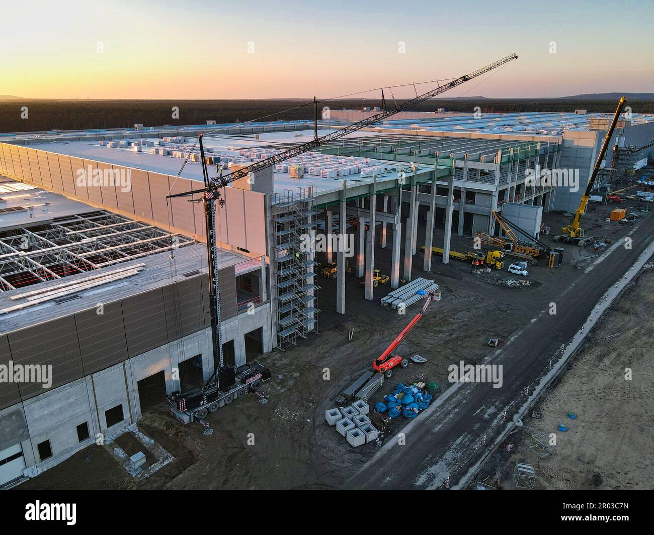 Tesla gigafactory berlin brandenburg hi-res stock photography and ...