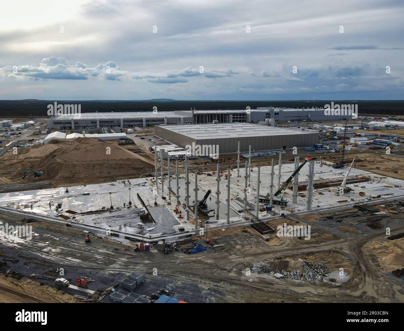 Tesla gigafactory berlin brandenburg hi-res stock photography and ...