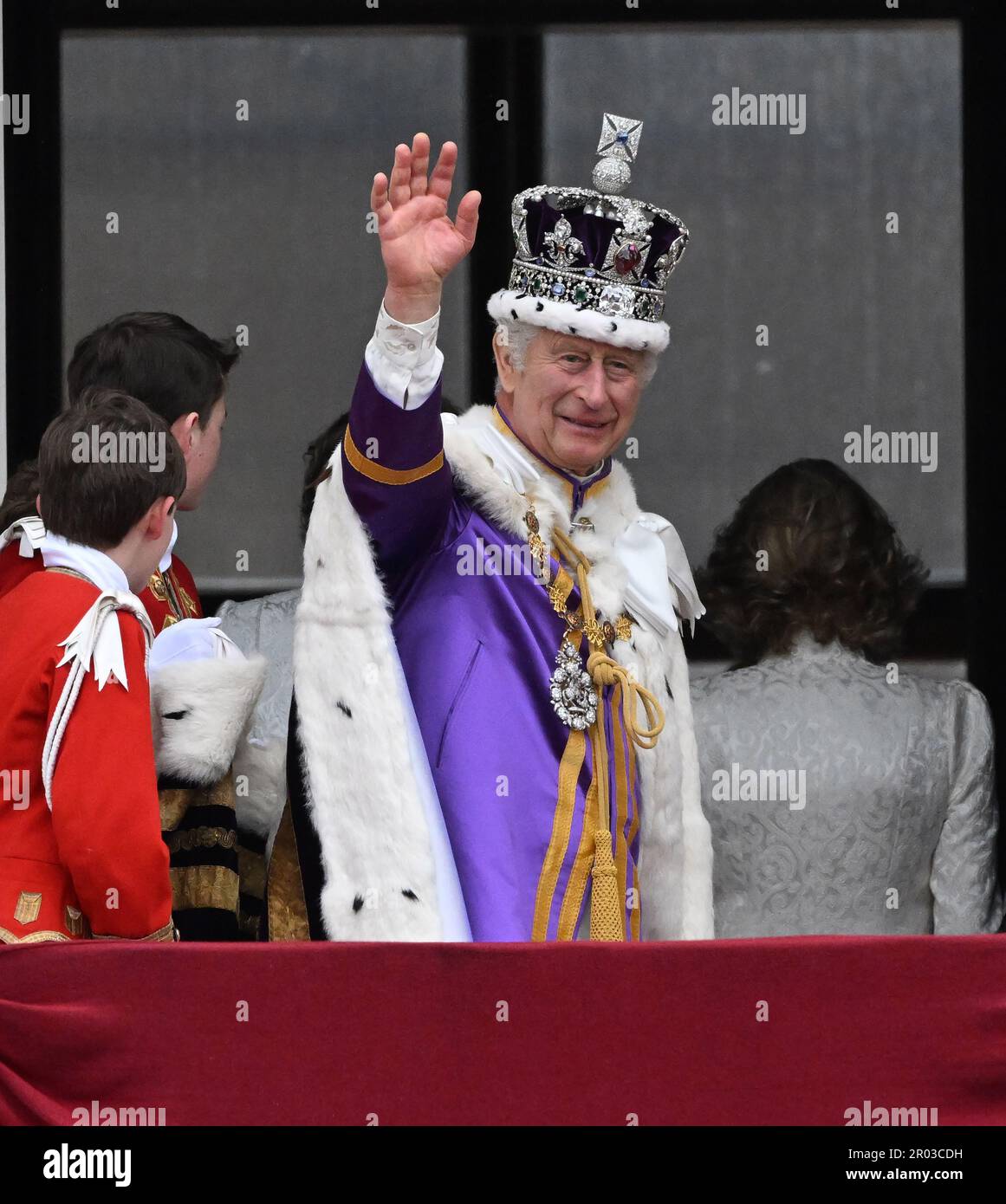 London, UK. 06th May, 2023. King Charles III waves goodbye to the ...