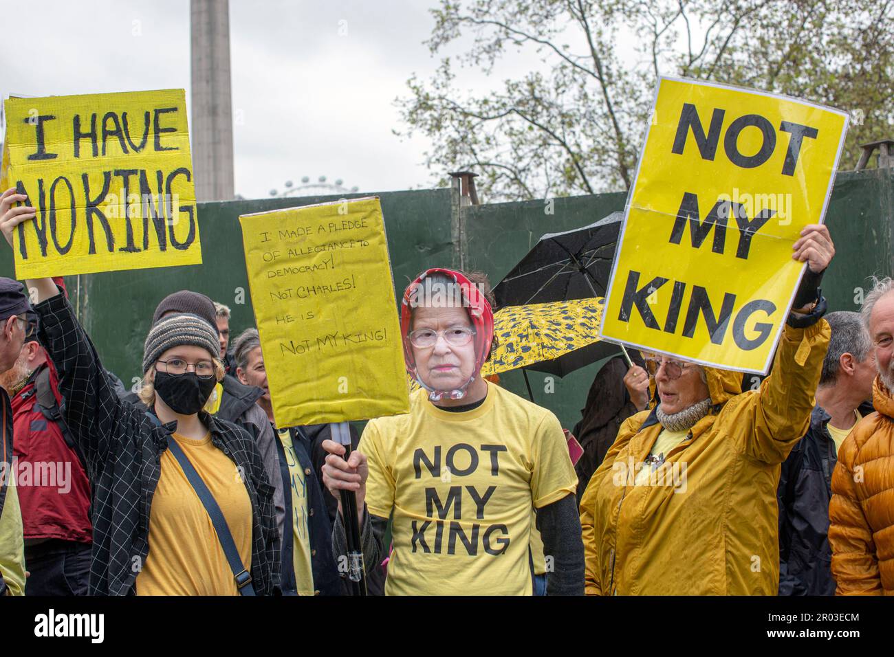 London, UK. 6 May, 2023. A protester wearing a mask of the late Queen ...