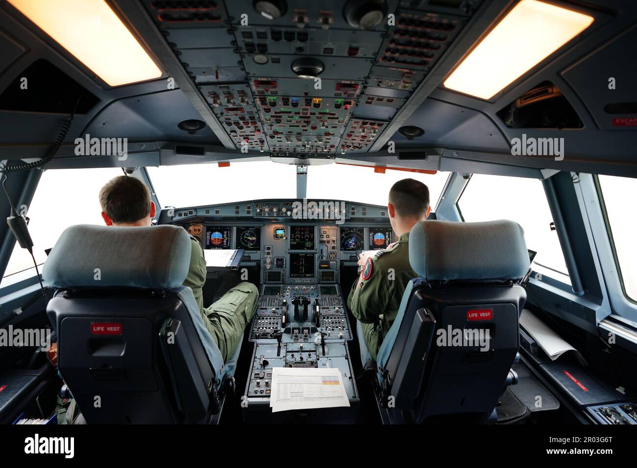 Raf voyager crew hi-res stock photography and images - Alamy